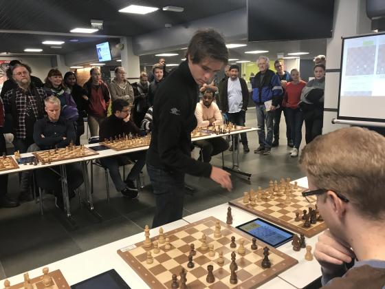 Jusstudenten Benjamin (25) er stormester i sjakk og sitter i kommunestyret